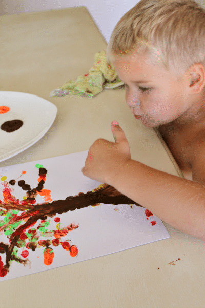 Fingerpainting a Fall Tree - Momdot.com