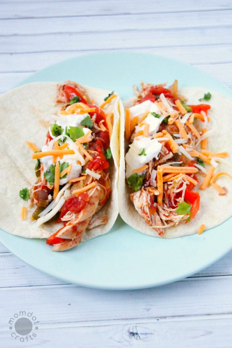 HOLY MOLY Slow Cooker Chicken Fajitas - Momdot.com