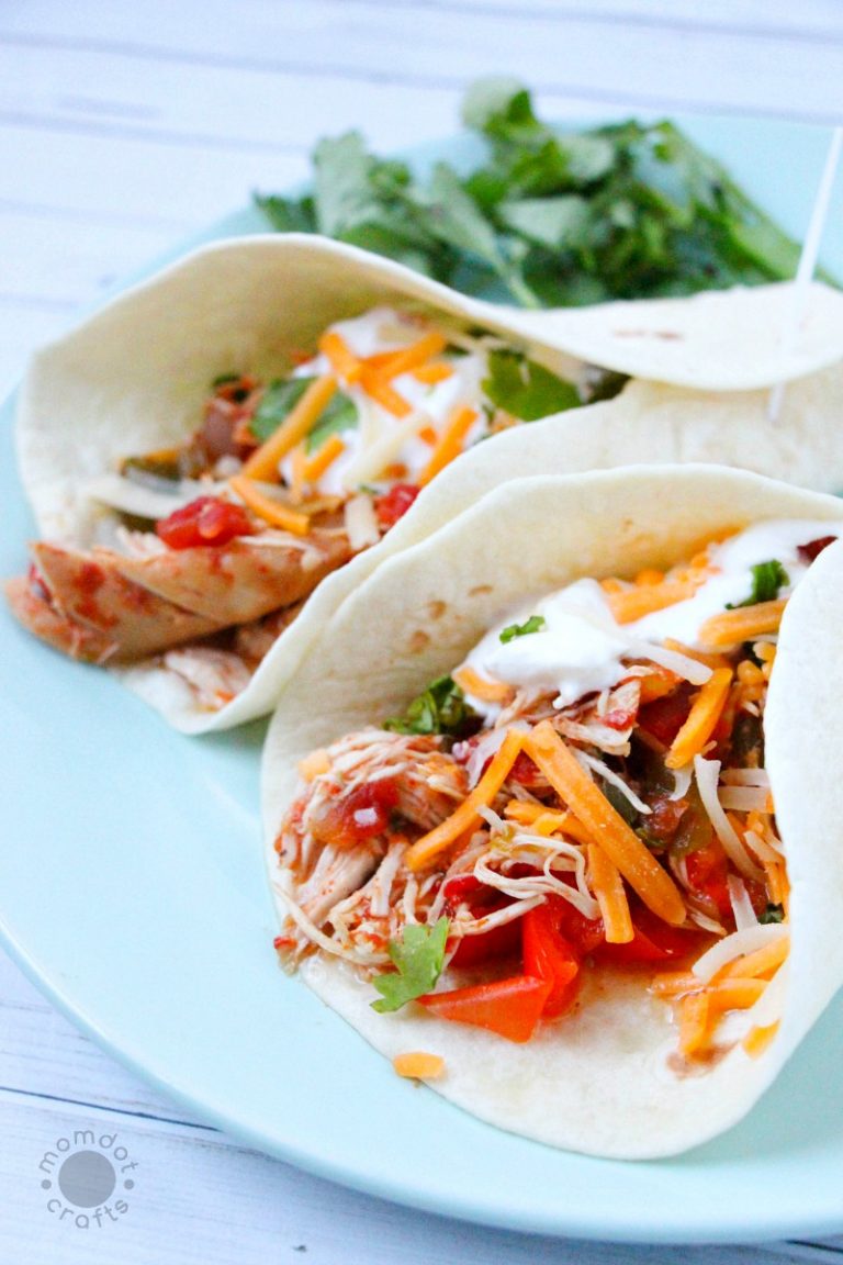 HOLY MOLY Slow Cooker Chicken Fajitas - Momdot.com