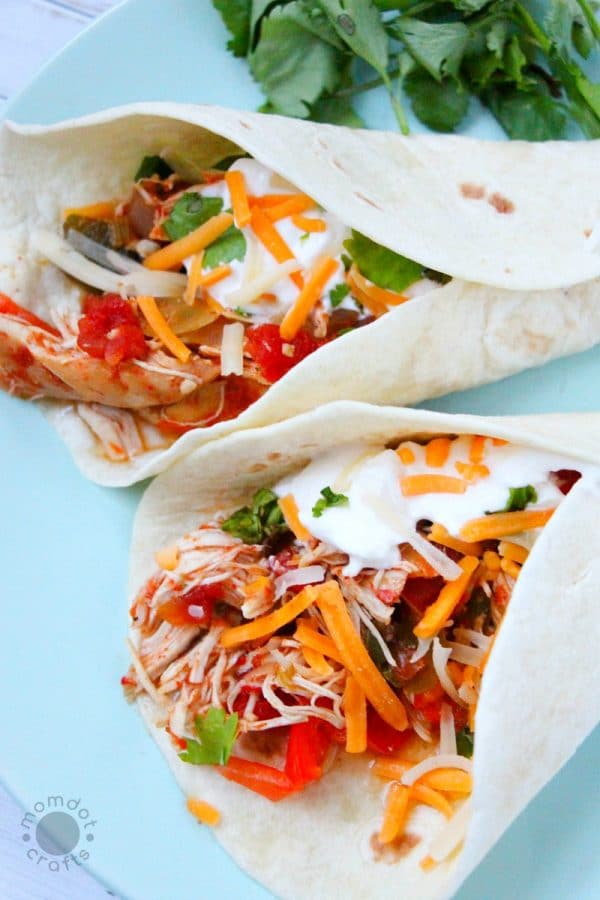 HOLY MOLY Slow Cooker Chicken Fajitas - Momdot.com