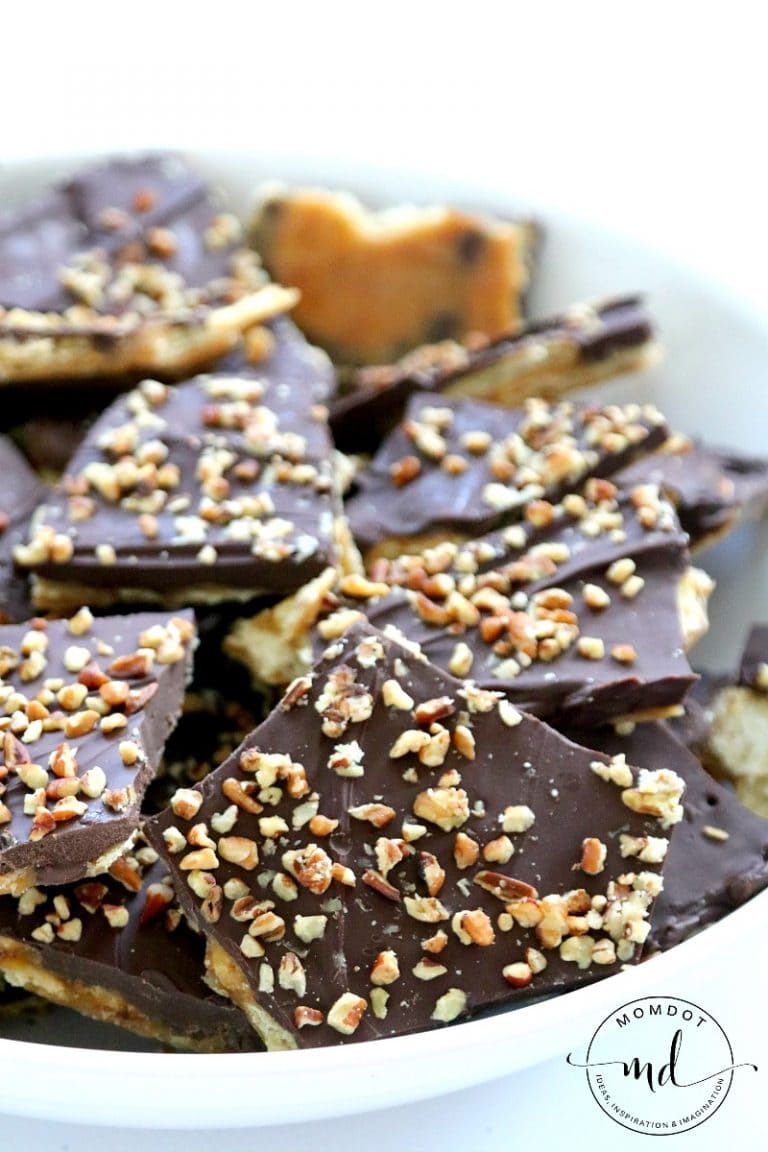 Christmas Crack Ritz Cracker Toffee - Momdot.com