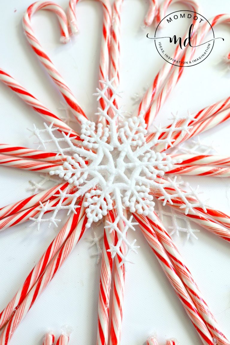 Candy Cane Wreath | Christmas Wreath DIY - Momdot.com