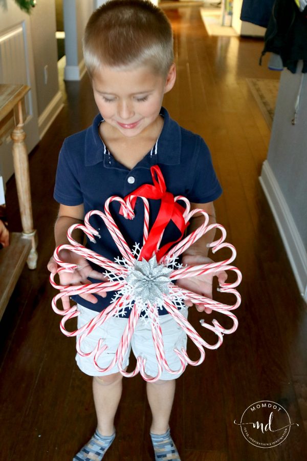 Candy Cane Wreath | Christmas Wreath DIY - Momdot.com
