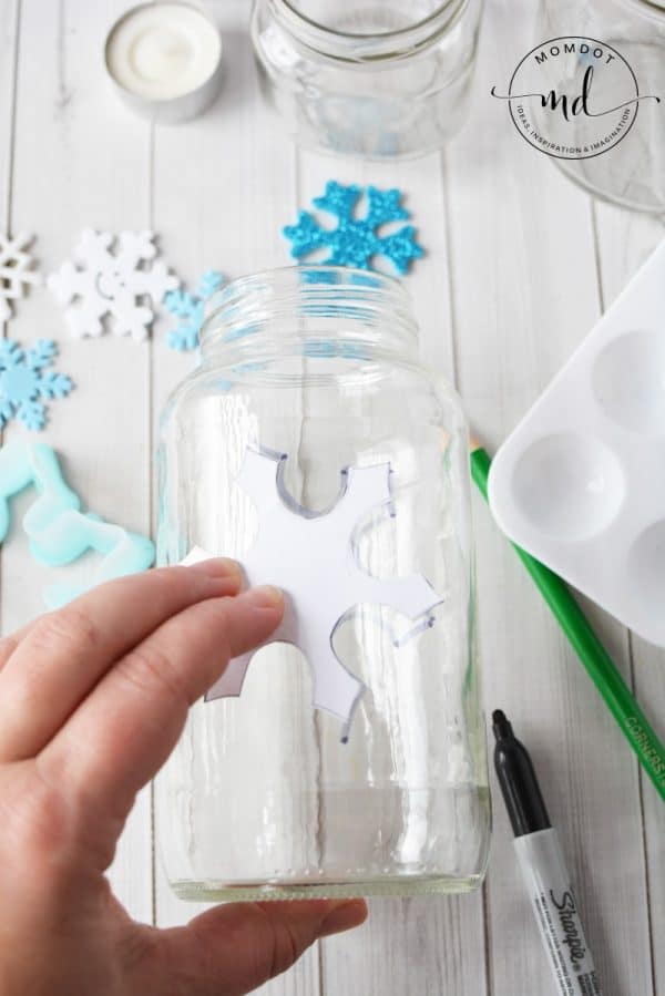 Snowflake Mason Jar DIY : Christmas Mason Jar Tutorial - Momdot.com