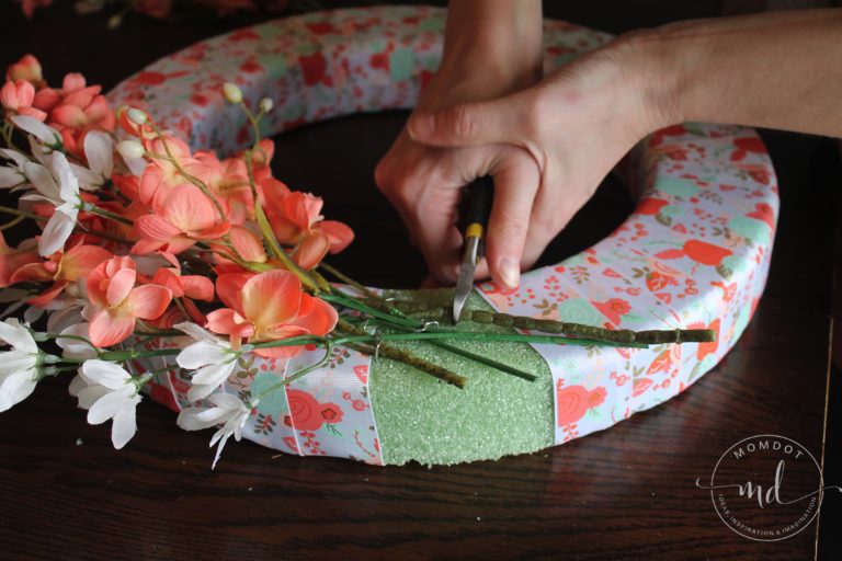 Easy DIY Spring Wreath: Enjoy The Warmer Weather in Style - Momdot.com