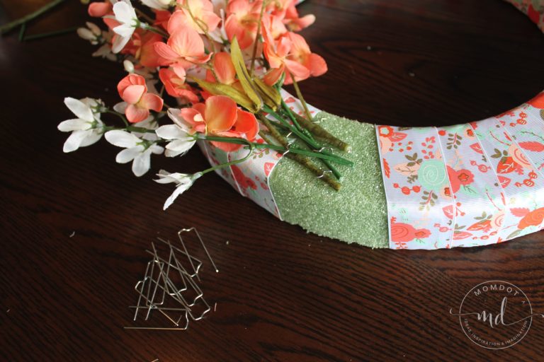 Easy DIY Spring Wreath: Enjoy The Warmer Weather in Style - Momdot.com