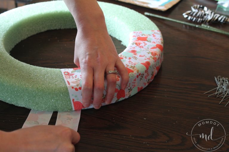 Easy DIY Spring Wreath: Enjoy The Warmer Weather in Style - Momdot.com