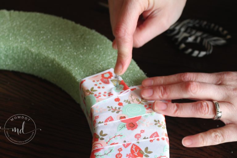 Easy DIY Spring Wreath: Enjoy The Warmer Weather in Style - Momdot.com