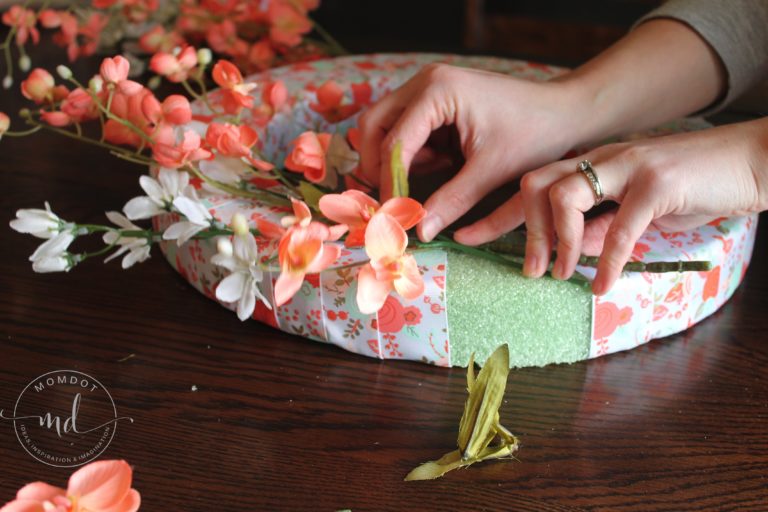 Easy DIY Spring Wreath: Enjoy The Warmer Weather in Style - Momdot.com