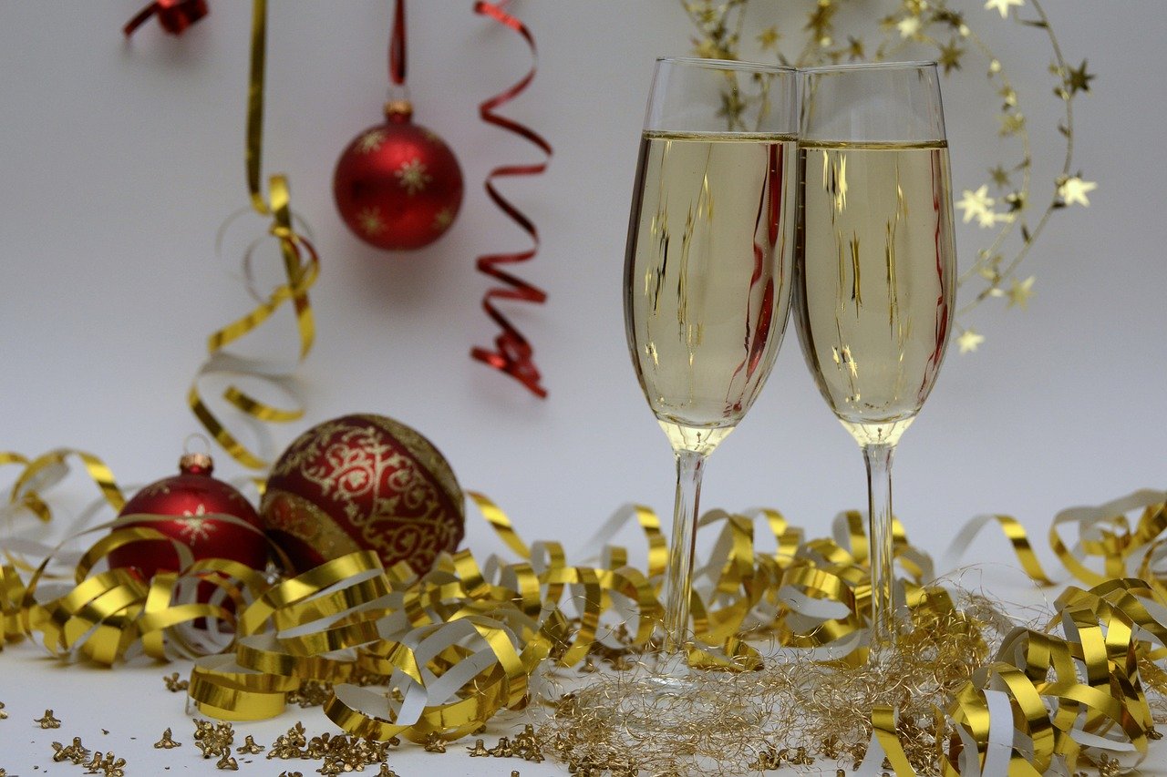 How to Plan a Great Christmas Party - Momdot.com